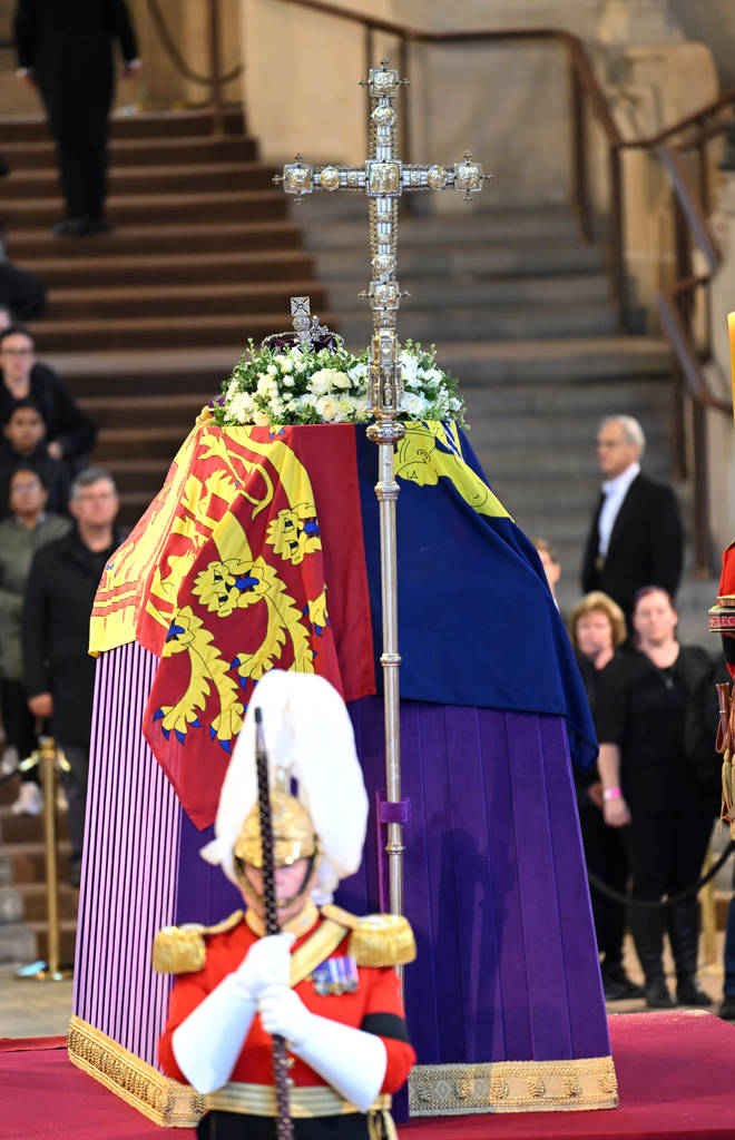What is the Queen's Imperial State Crown that sits on her coffin? - Heart What is the Queen's Imperial State Crown that sits on her coffin? - Heart